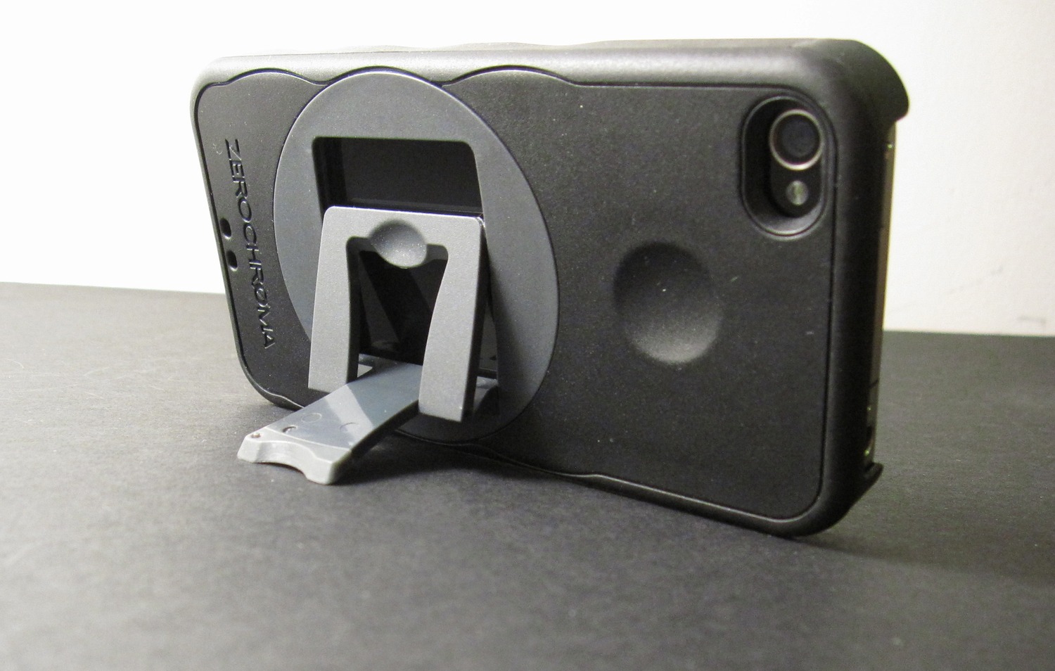 Review: ZeroChroma Teatro iPhone 4 Case With Built-in Stand – Art of ...