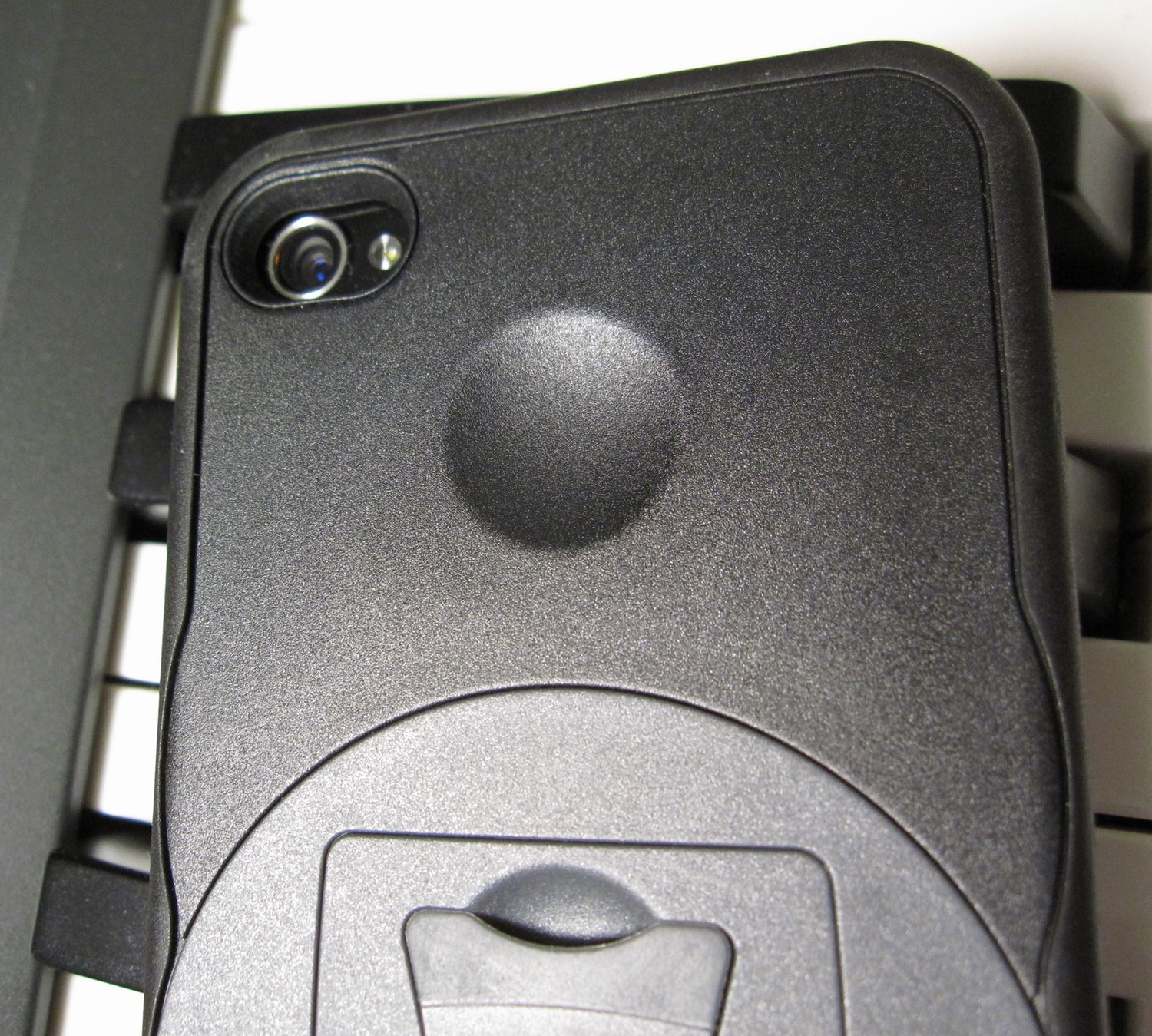Review: ZeroChroma Teatro iPhone 4 Case With Built-in Stand – Art of ...